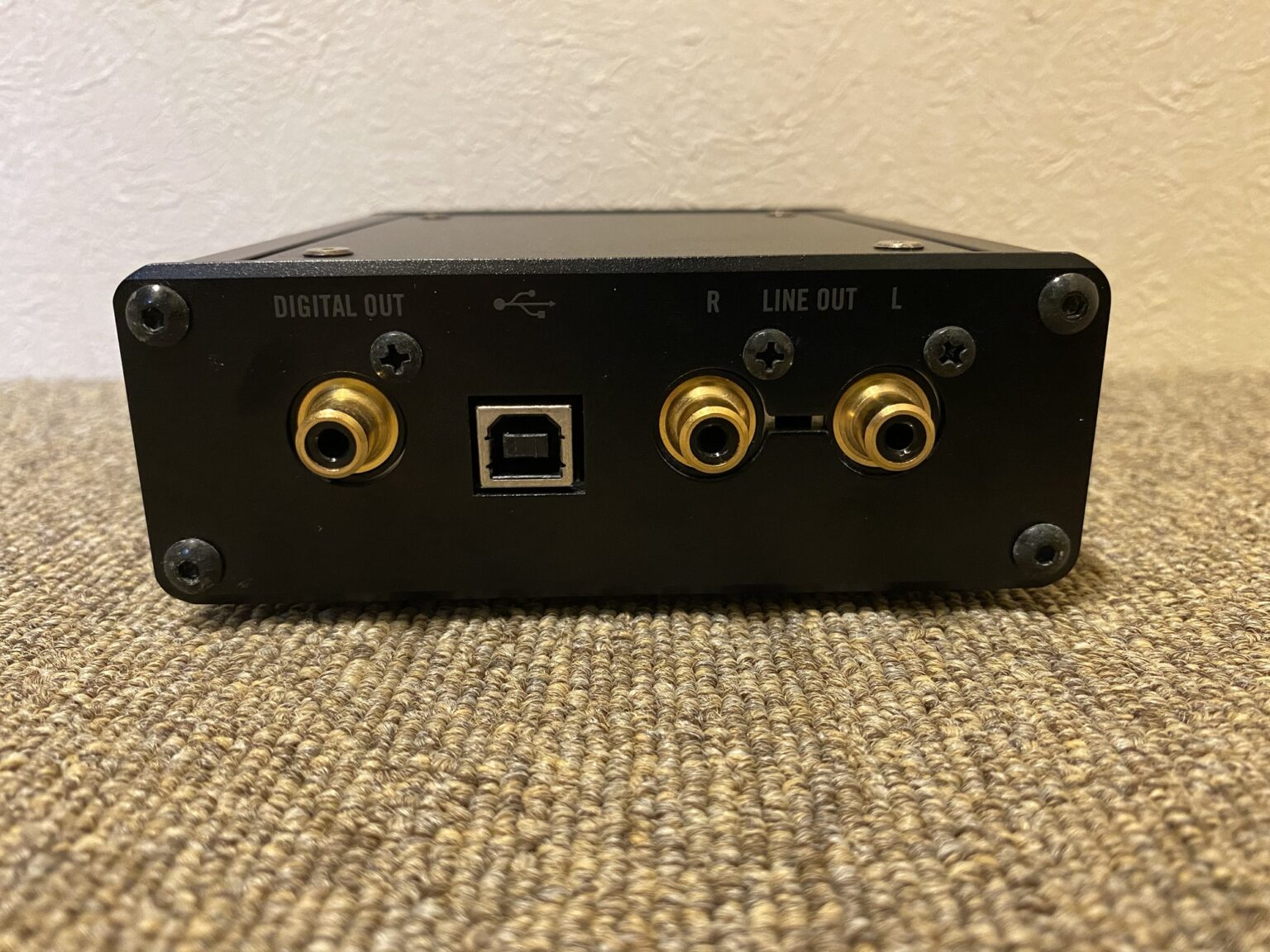 今回紹介するDS-DAC-10も小型のUSB DACです。 DS-DAC-10は小型のUSB DAC兼ヘッドホンアンプです。デスクトップ上に ...